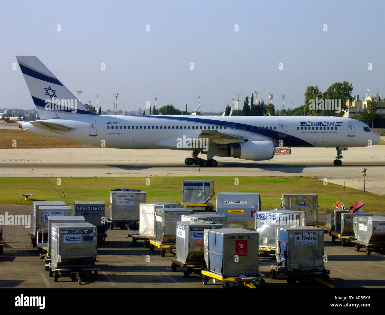 Cargo trailers boeing airplane el hi-res stock photography and images ...
