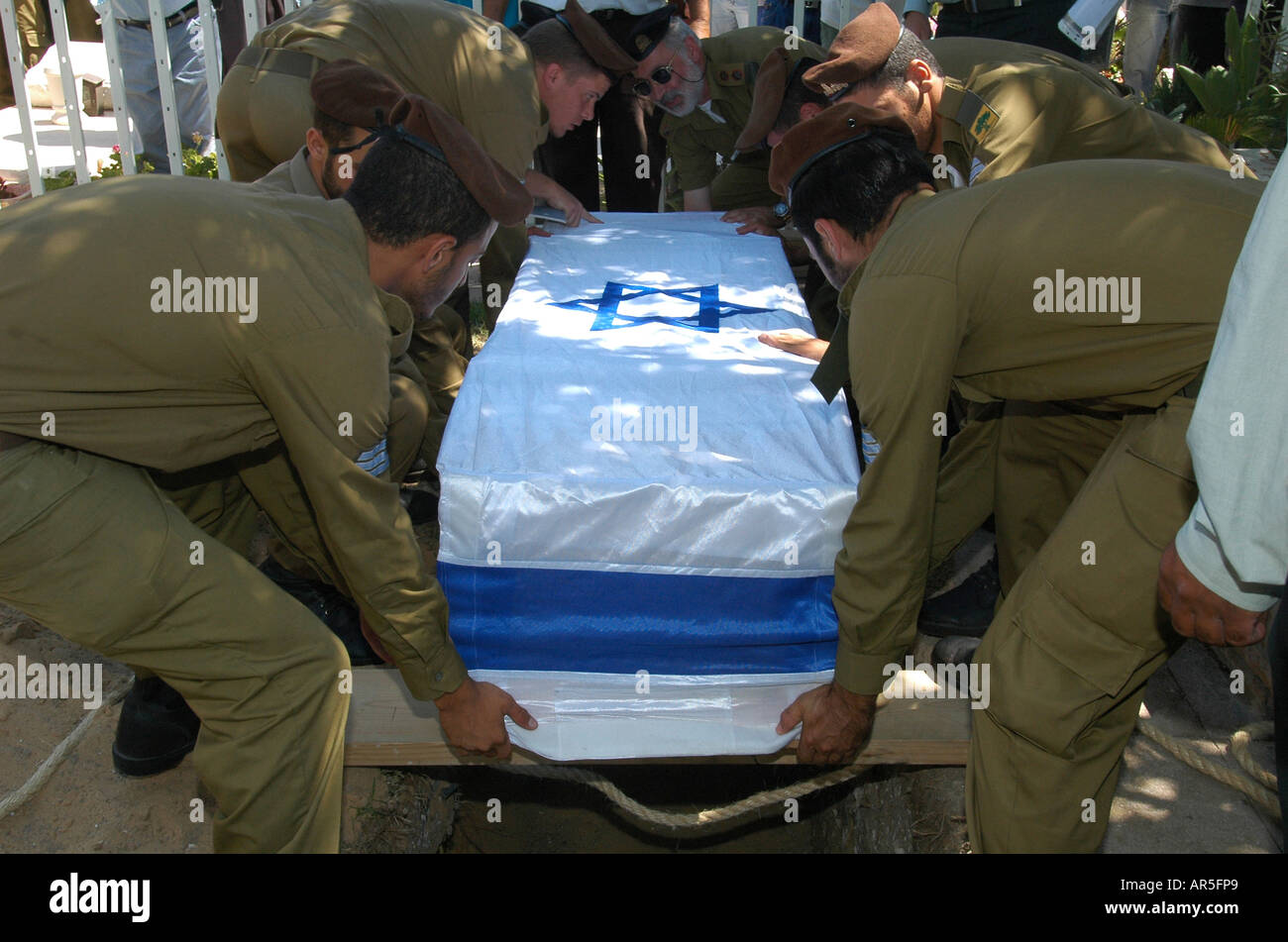 Flag draped coffin hi-res stock photography and images - Alamy