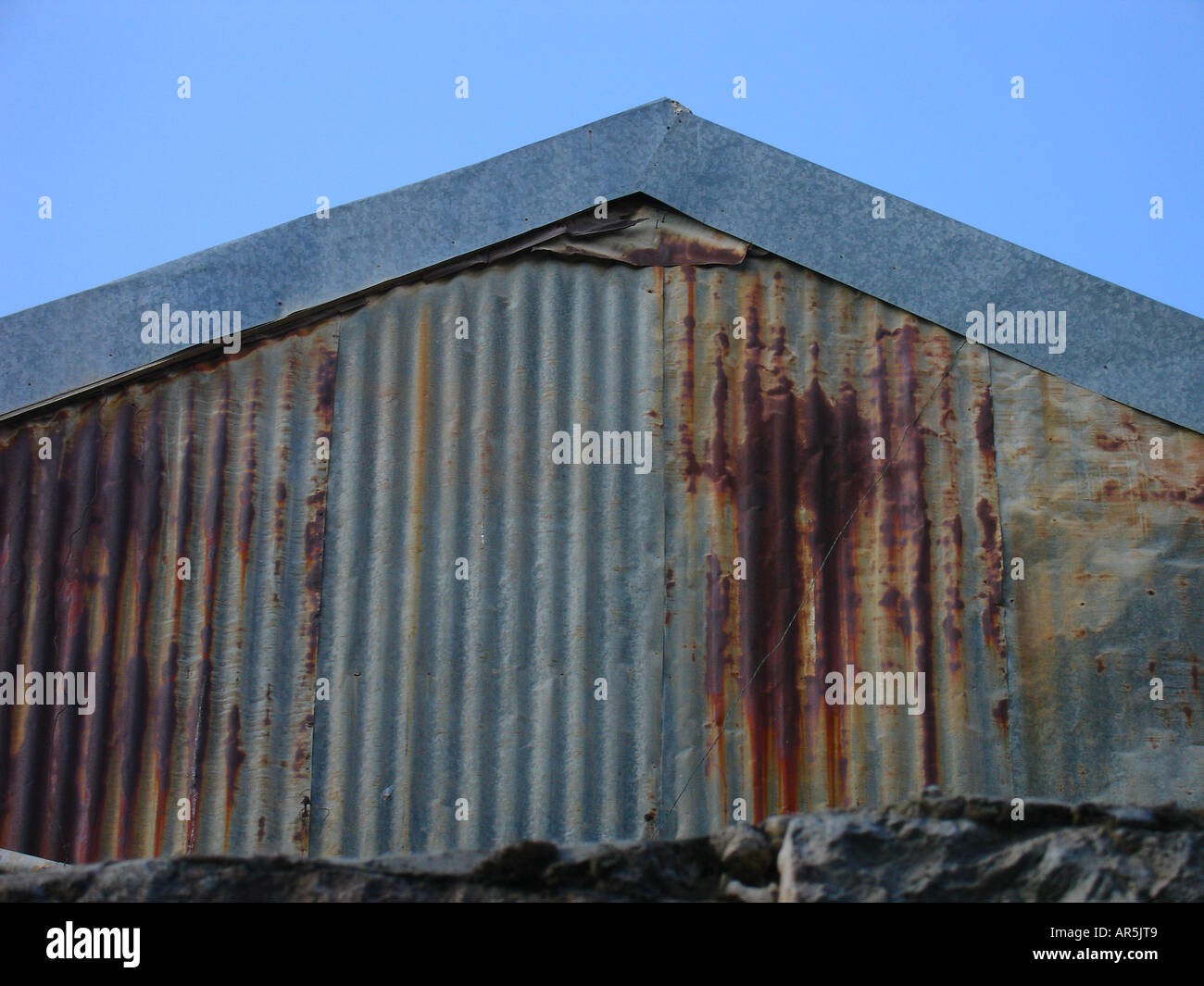 Rusty tin hut Stock Photo - Alamy