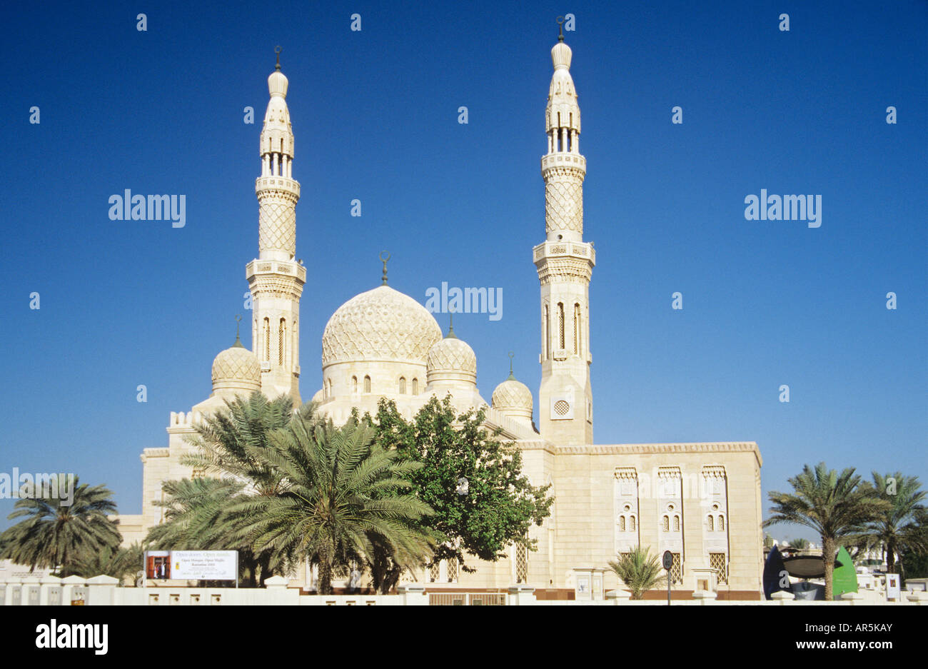 Jumeirah mosque dubai Stock Photo - Alamy