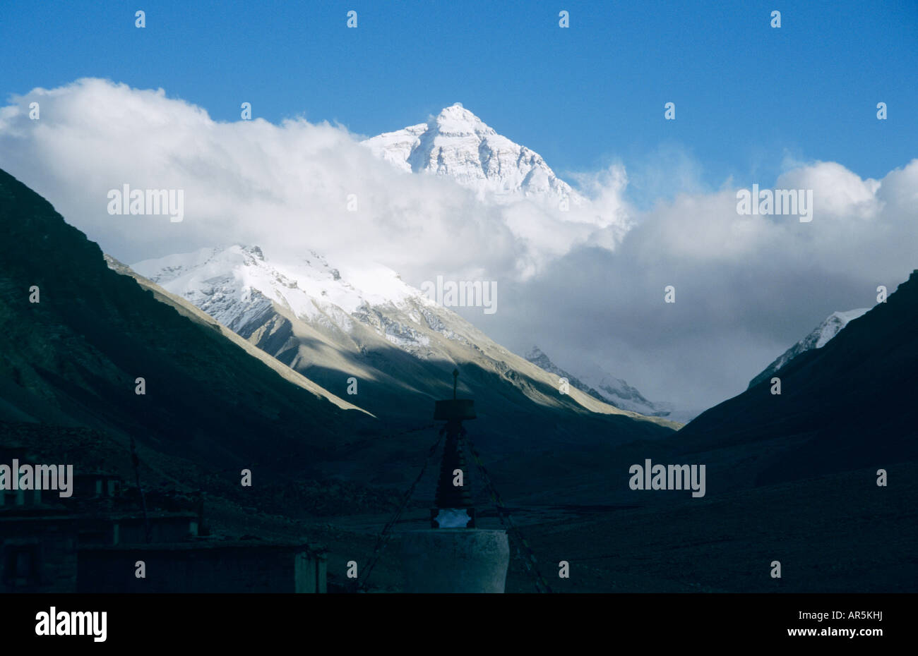 Mount everest and rongbuk monastery Stock Photo - Alamy