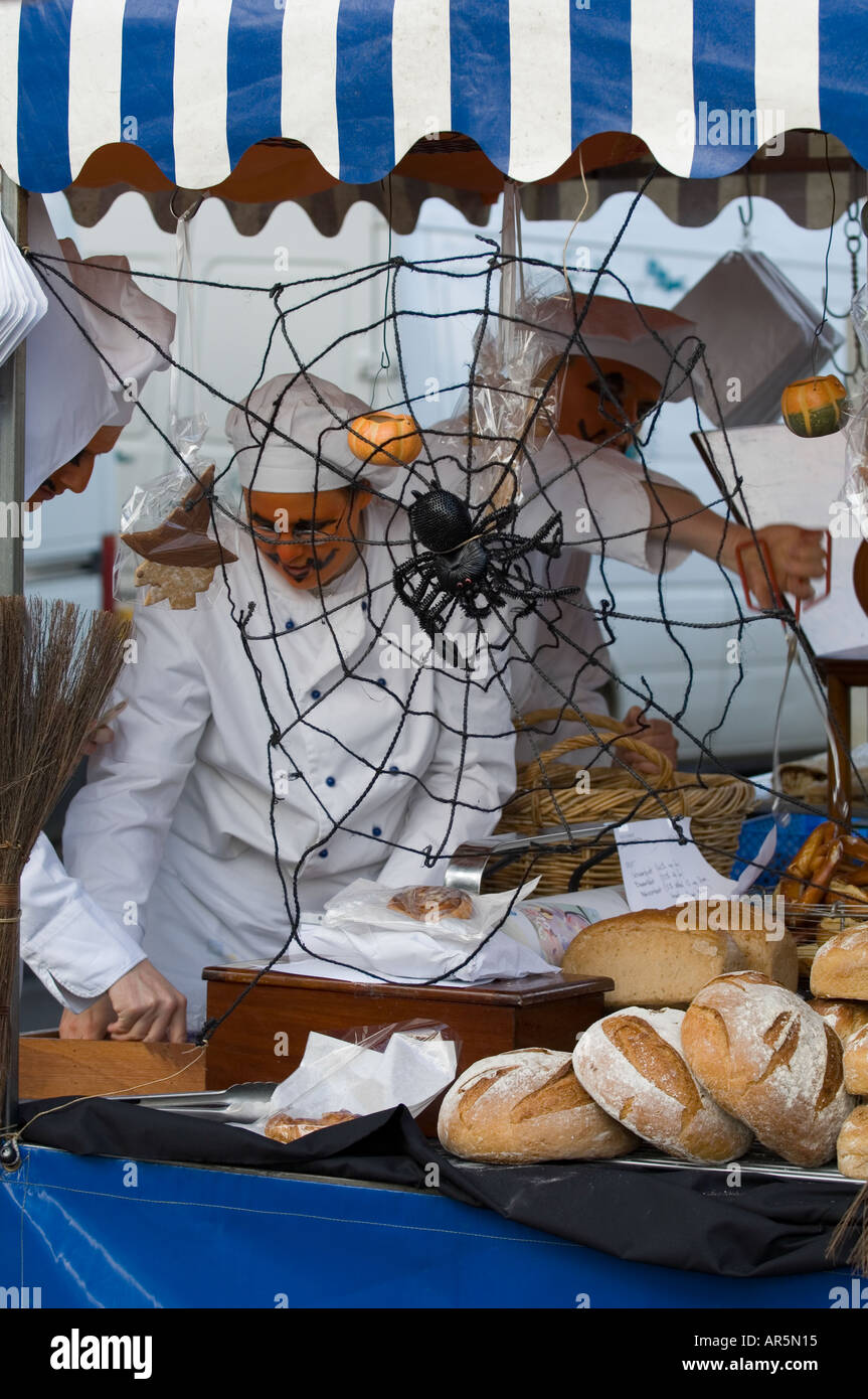 Street market stall holders hi-res stock photography and images - Alamy