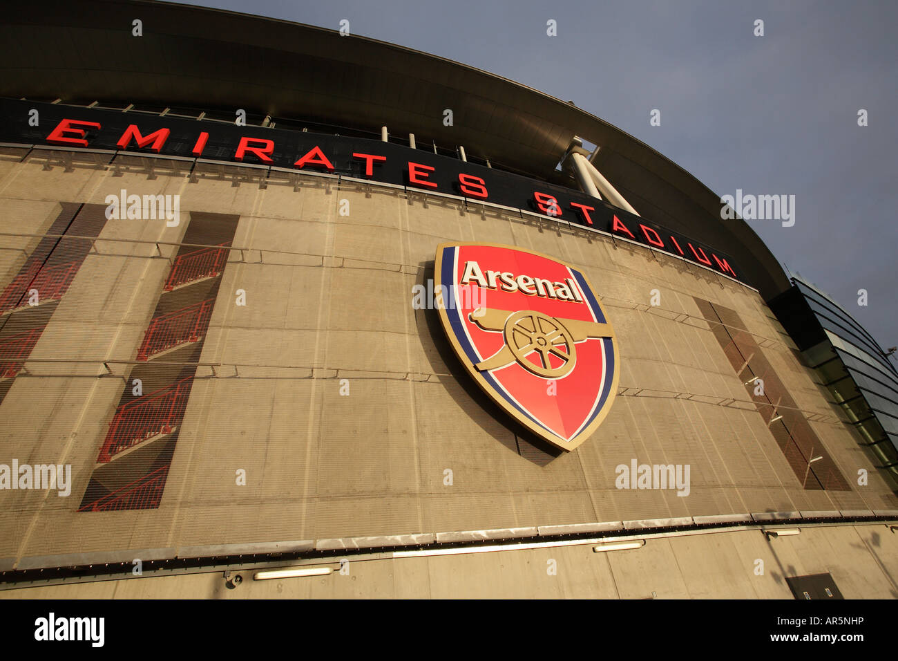 Emirates stadium logo hi-res stock photography and images - Alamy