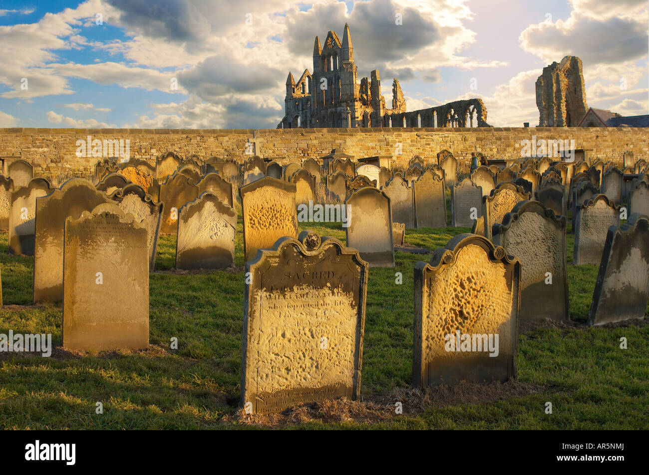 Whitby grave hi-res stock photography and images - Alamy