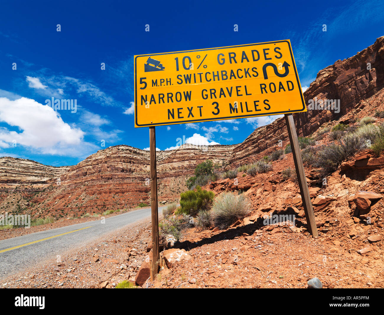 Road sign warning steep grade in Utah mountainous area Stock Photo - Alamy