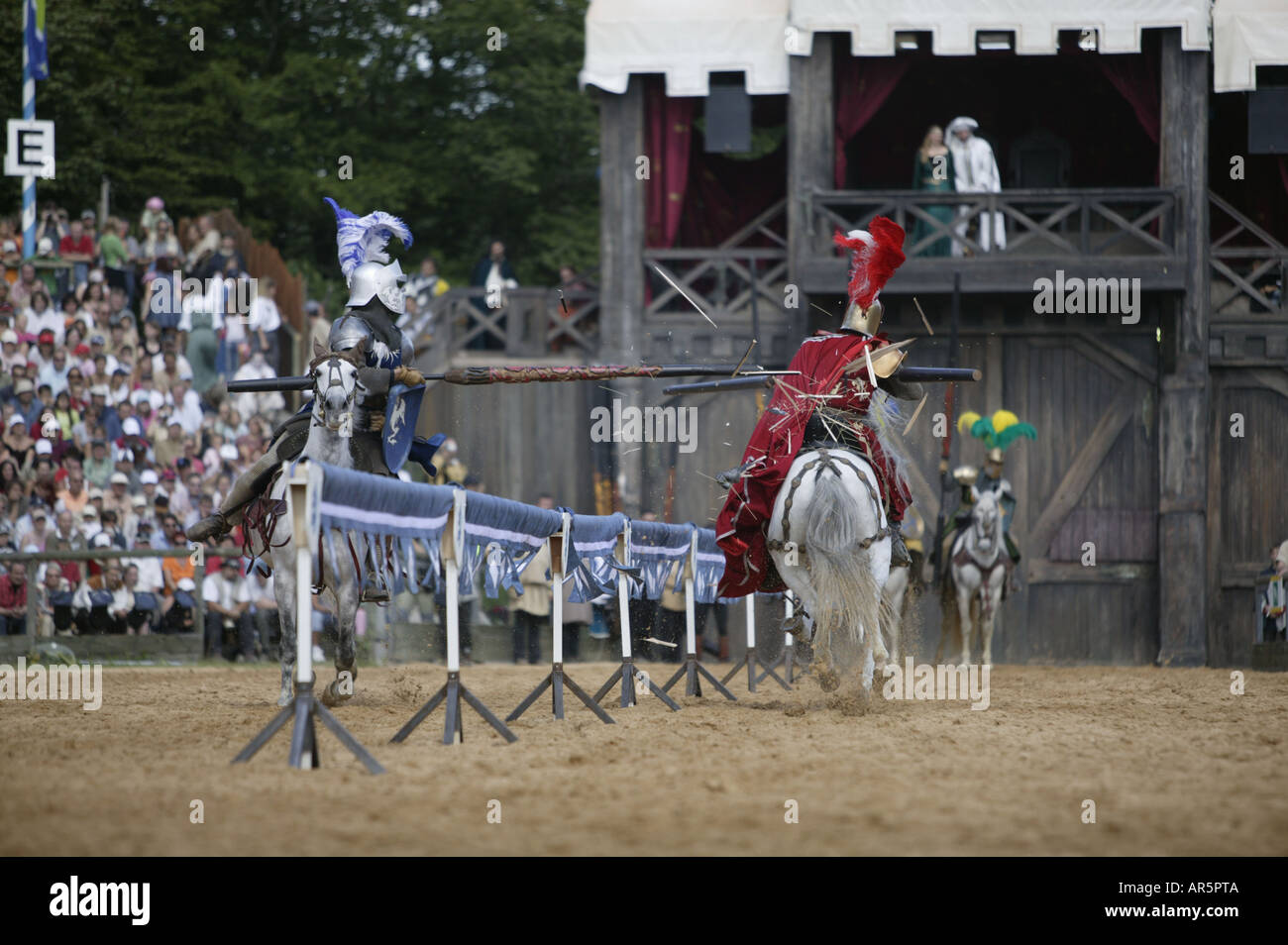 Knights fighting hi-res stock photography and images - Alamy