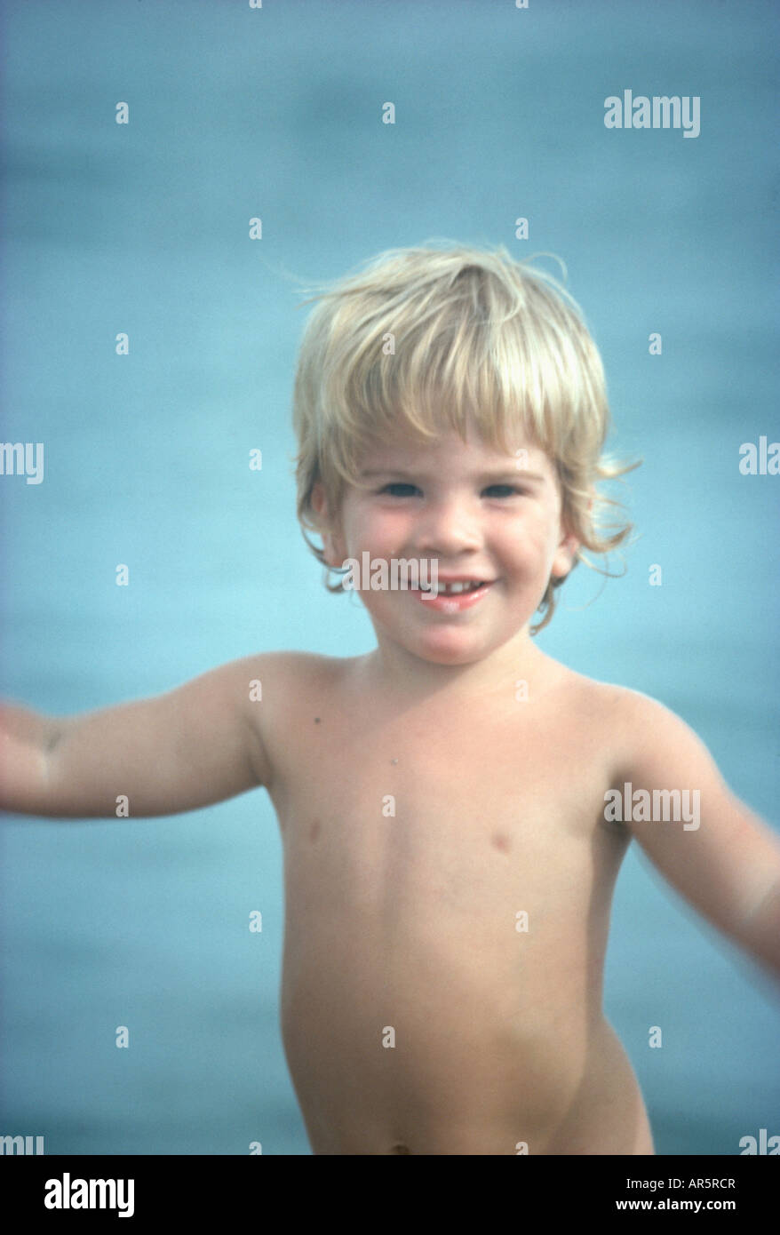 Close up of small boy on the beach Stock Photo - Alamy