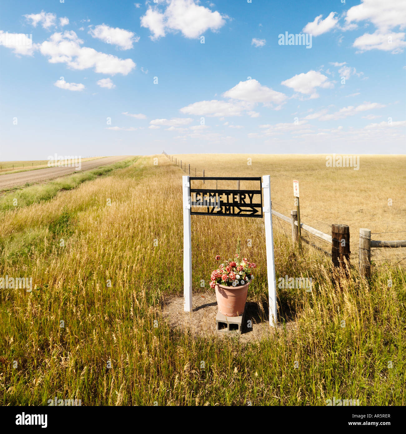 Roadside sign indicating directions to rural cemetery Stock Photo - Alamy