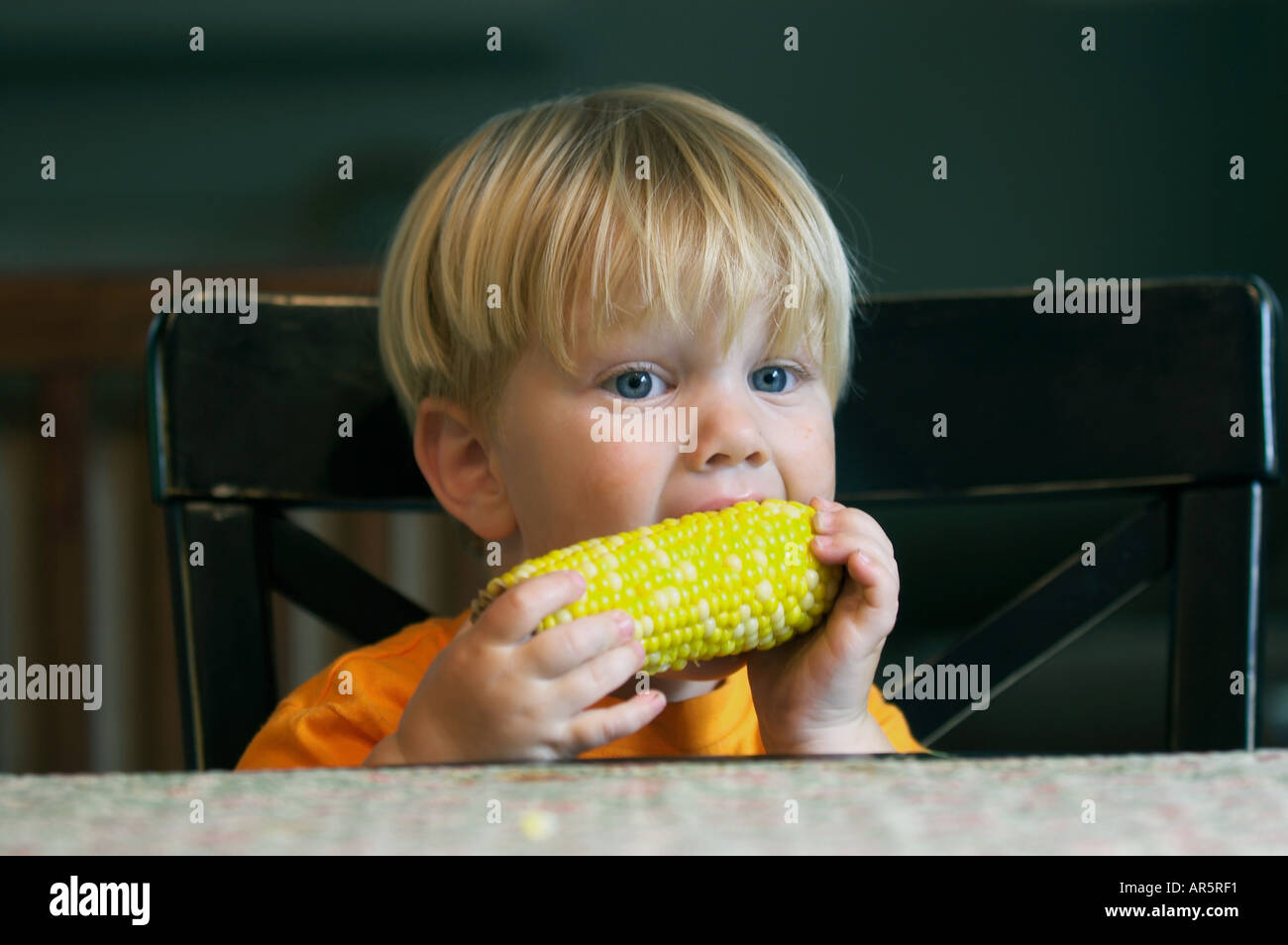 Kids eating corn on the cob hi-res stock photography and images - Alamy