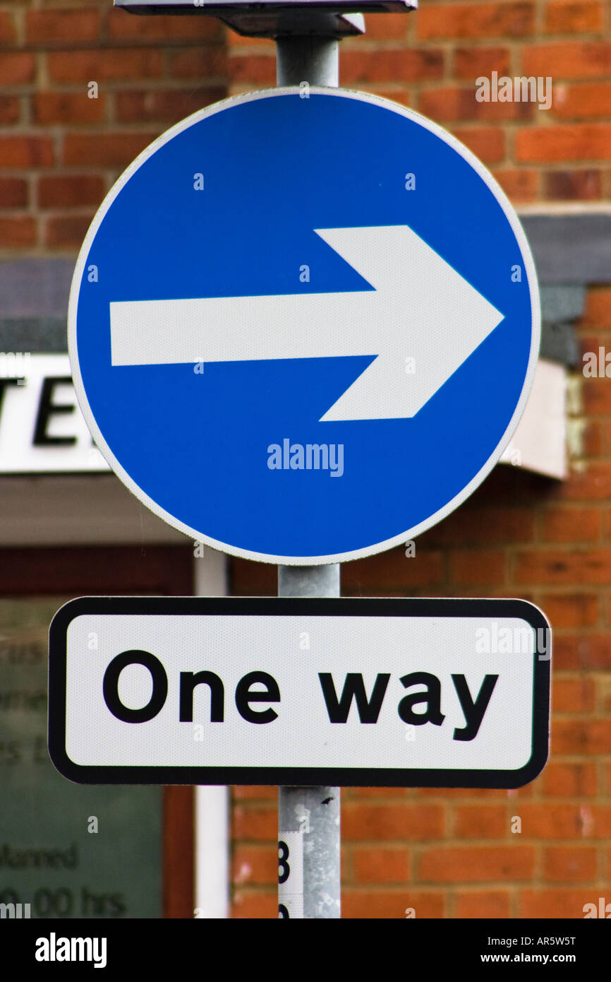 One way traffic sign pointing right Stock Photo - Alamy