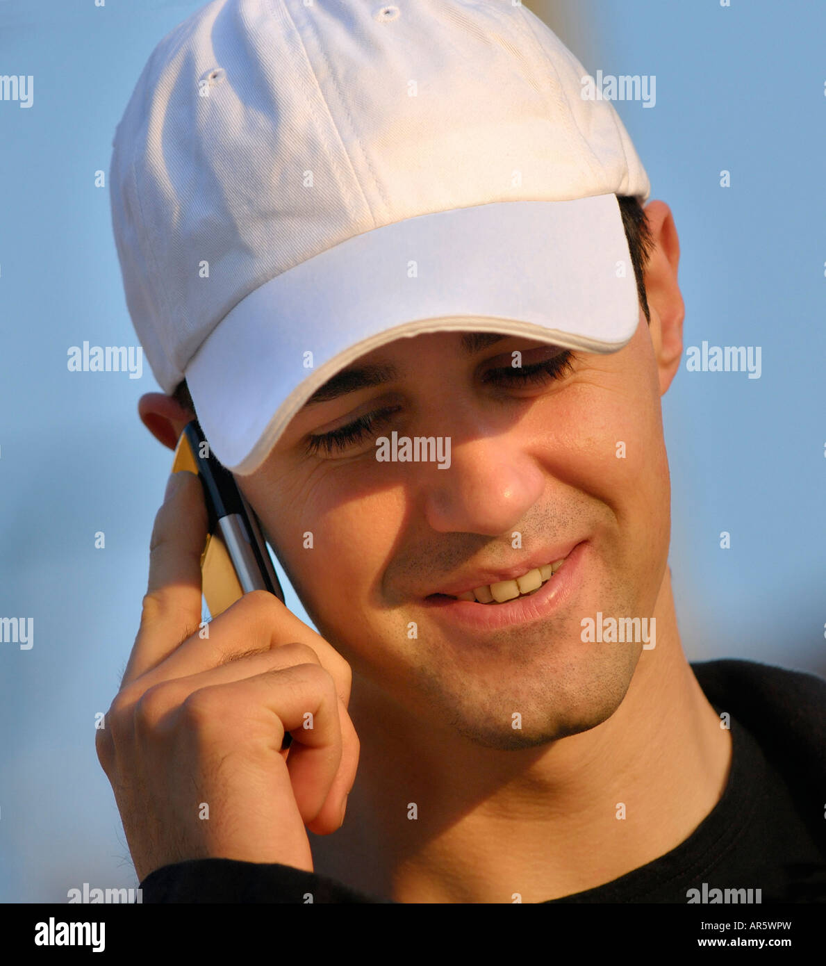 Teenager using cell phone hi-res stock photography and images - Alamy