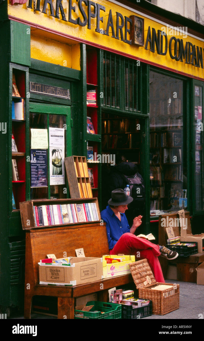 Book store front paris hi-res stock photography and images - Alamy