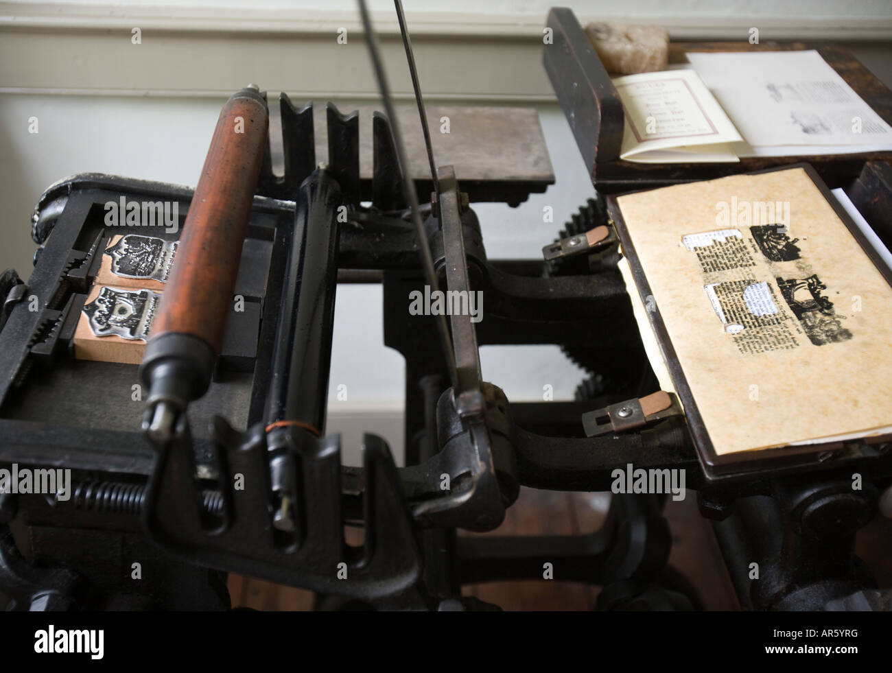 18th century printing press hi-res stock photography and images - Alamy