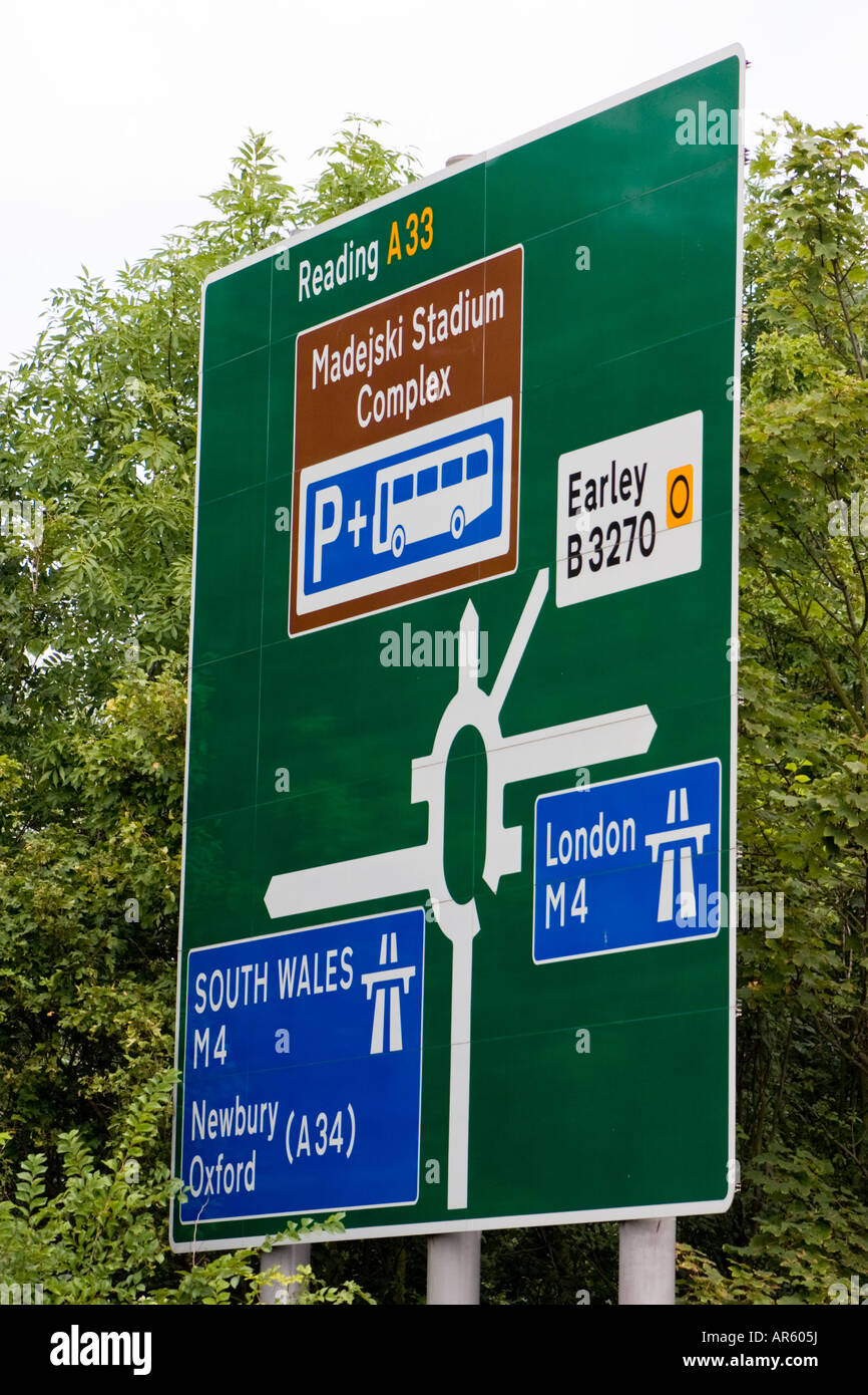 Directional road sign at Junction 11 of the M4 motorway in Reading ...