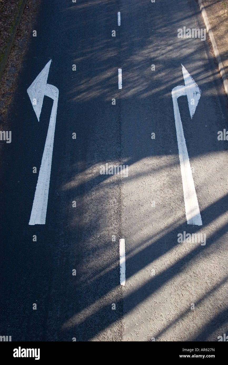 Two arrows left right hi-res stock photography and images - Alamy