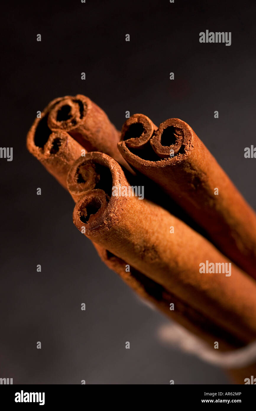 Cinnamon sticks tied together hi-res stock photography and images - Alamy