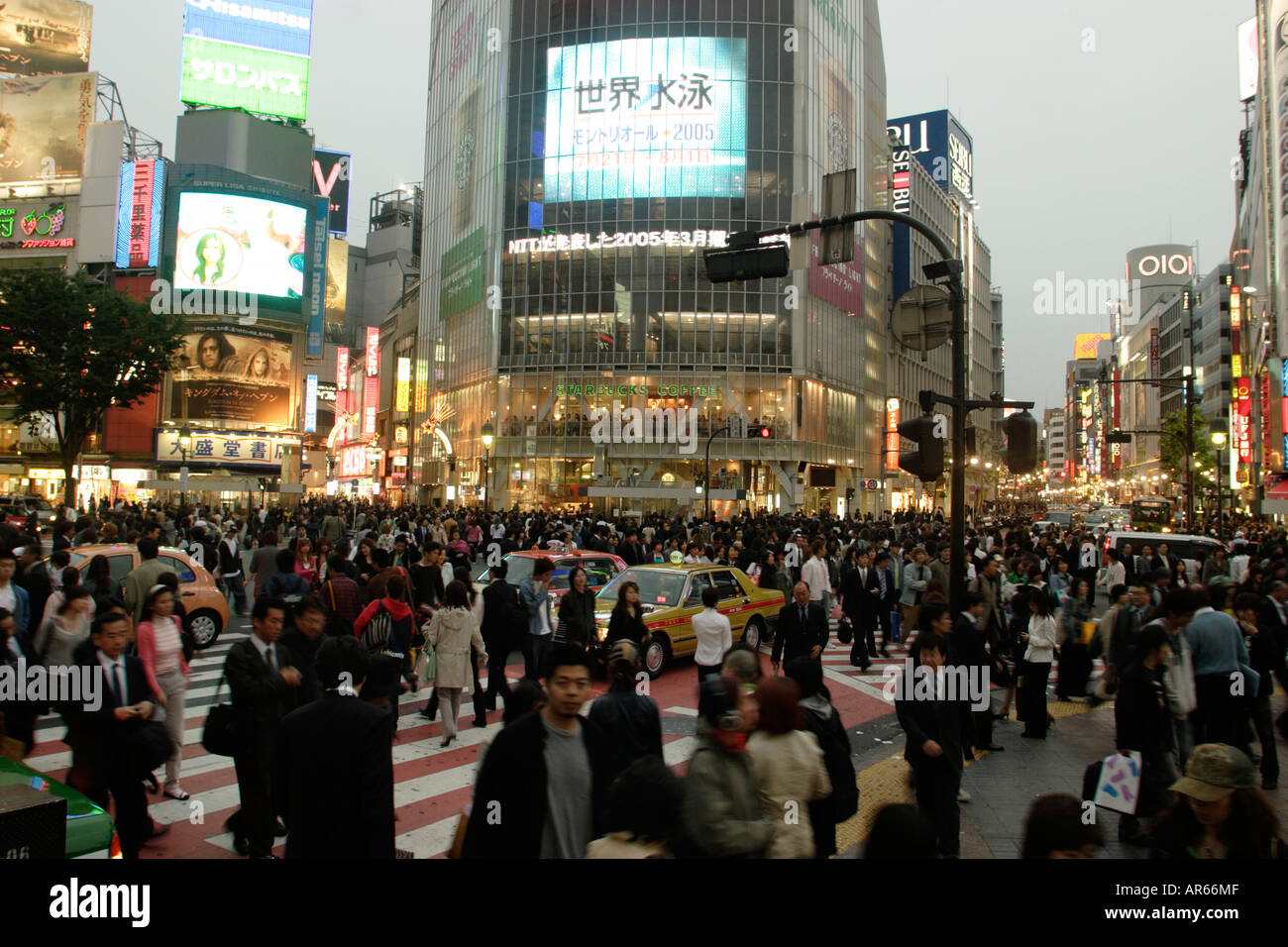 Business people, Rush-hour, large intersection in front of the Shibuya ...