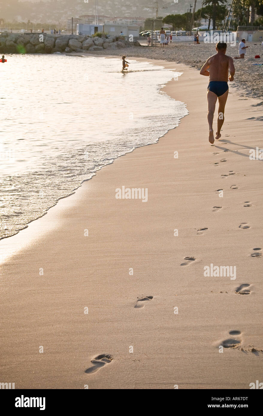 Jogging beach hi-res stock photography and images - Alamy