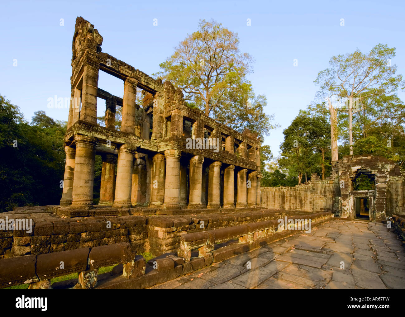 Two story structure hi-res stock photography and images - Alamy