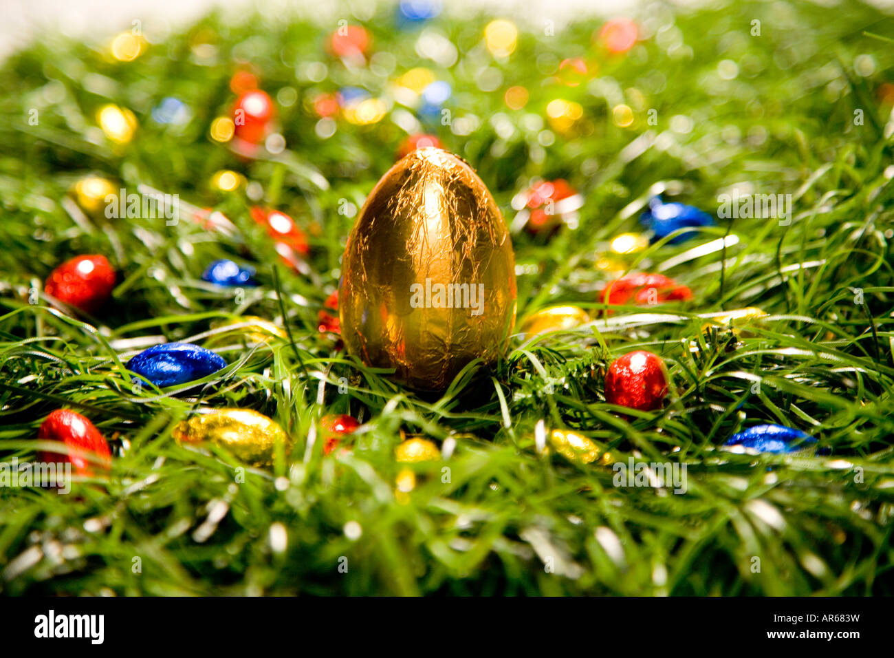 Golden easter egg hi-res stock photography and images - Alamy