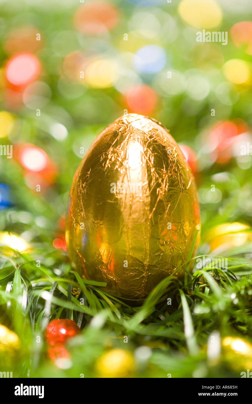 Golden easter egg hi-res stock photography and images - Alamy