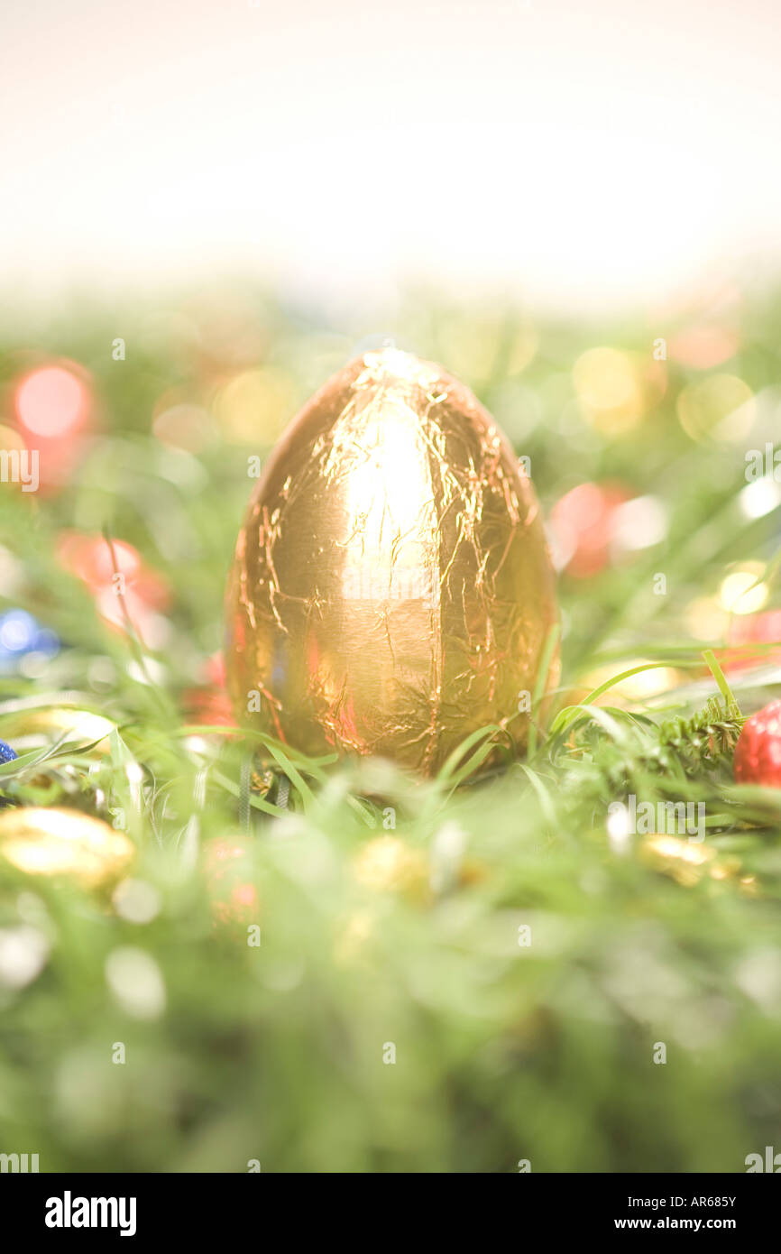 Golden easter egg hi-res stock photography and images - Alamy