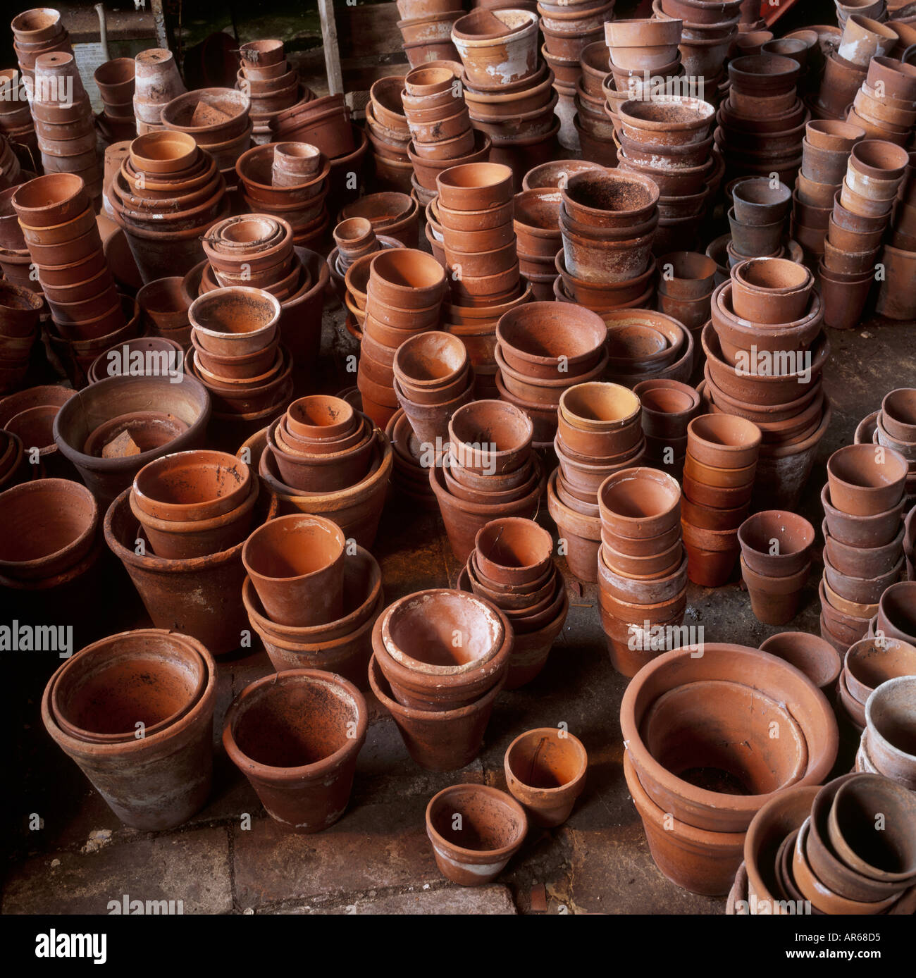 Recycling terracotta pots hi-res stock photography and images - Alamy