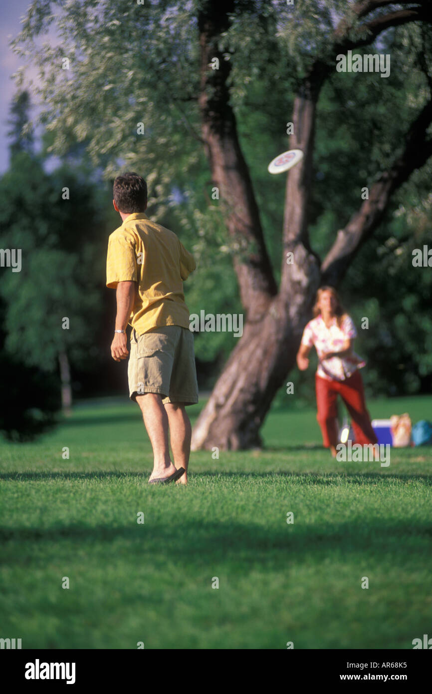 Girl throwing a frisbee hi-res stock photography and images - Alamy