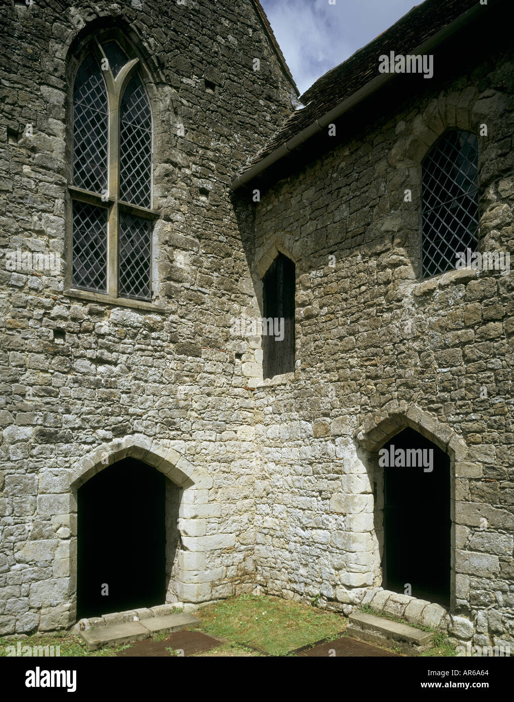 13th century medieval fortified manor house hi-res stock photography ...