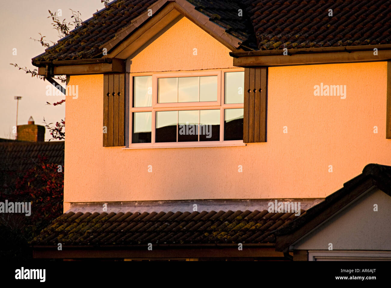 a modern uk terraced house with the sun setting in the windows Stock ...