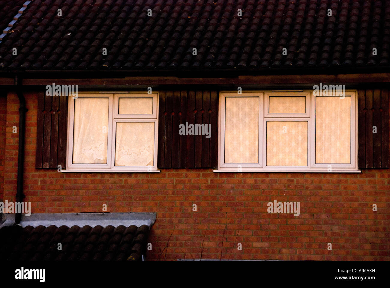 a modern uk terraced house with the sun setting in the windows Stock ...
