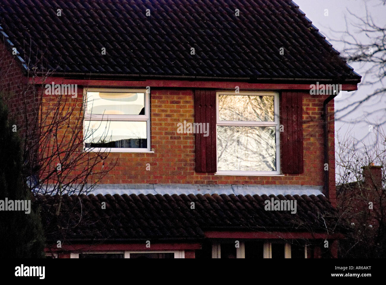 a modern uk terraced house with the sun setting in the windows Stock ...