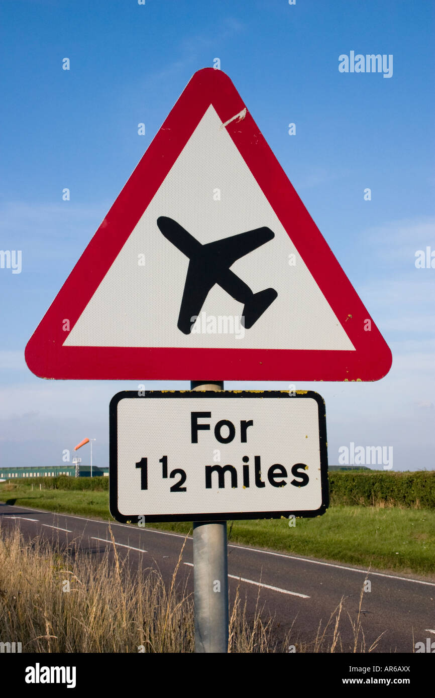 Aircraft by road hi-res stock photography and images - Alamy