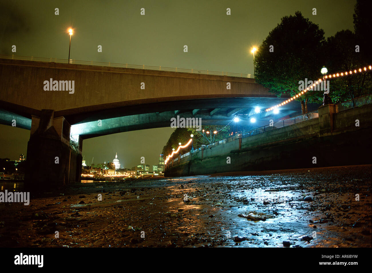 Waterloo Bridge at night Stock Photo - Alamy