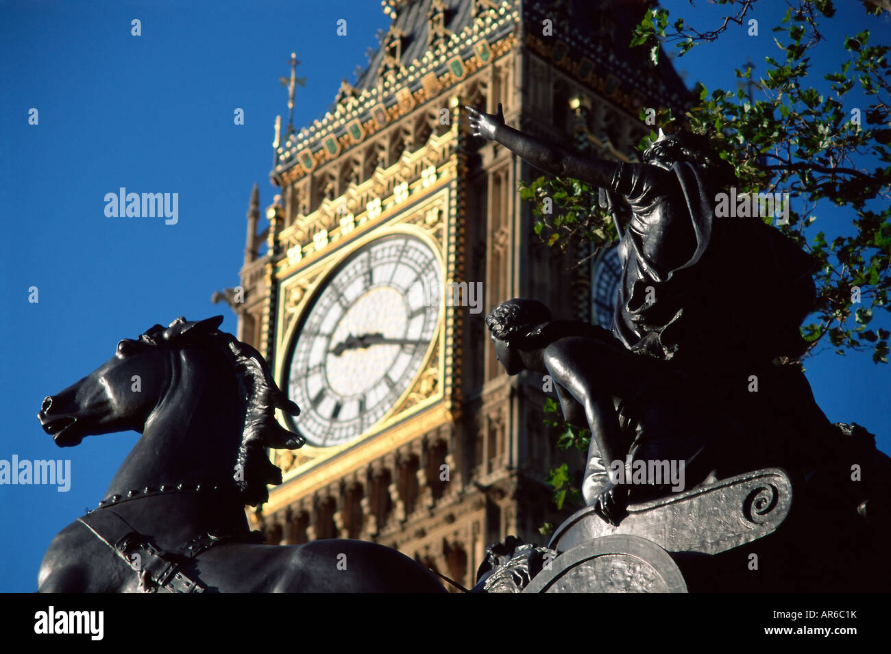 London statue type hi-res stock photography and images - Alamy