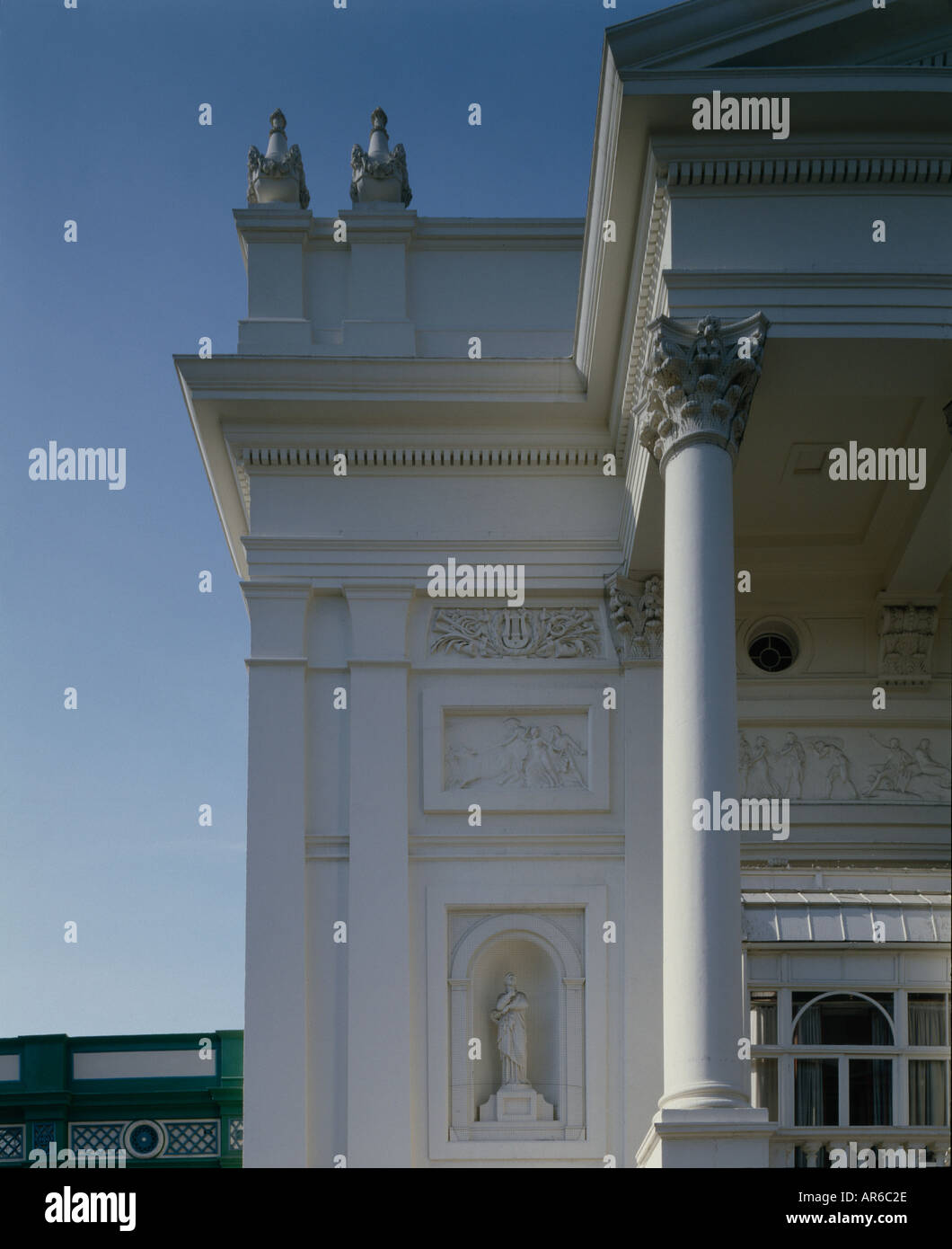 Facade royal opera house covent hi-res stock photography and images - Alamy