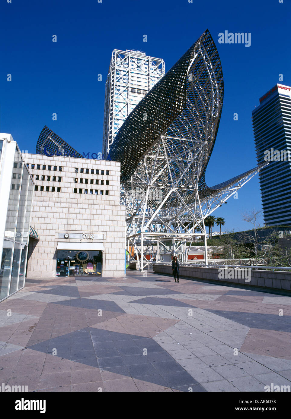 Hotel arts barcelona fish sculpture hi-res stock photography and images ...