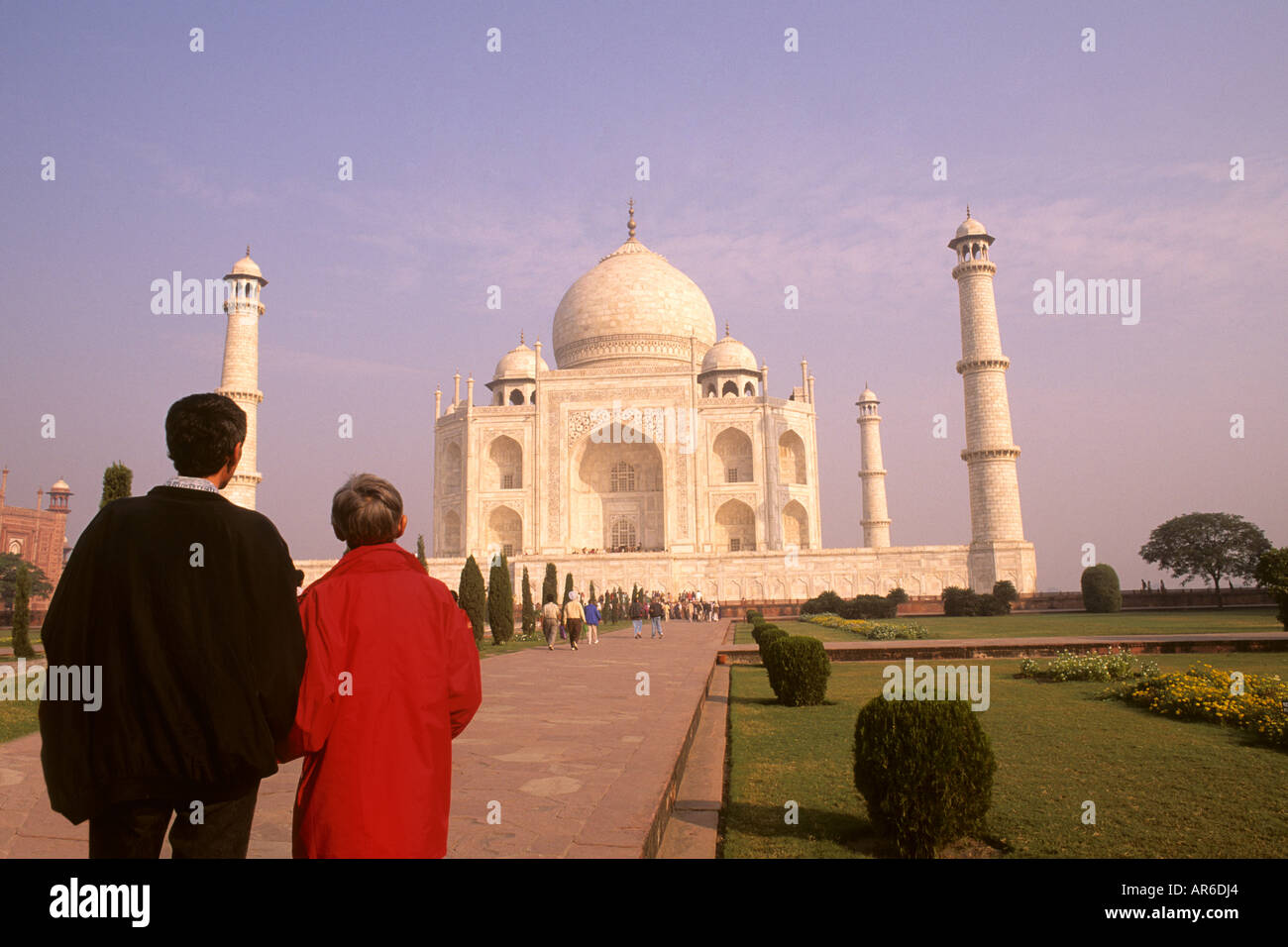 Tourists in colorful dress at the beautiful Taj Mahal monument world ...