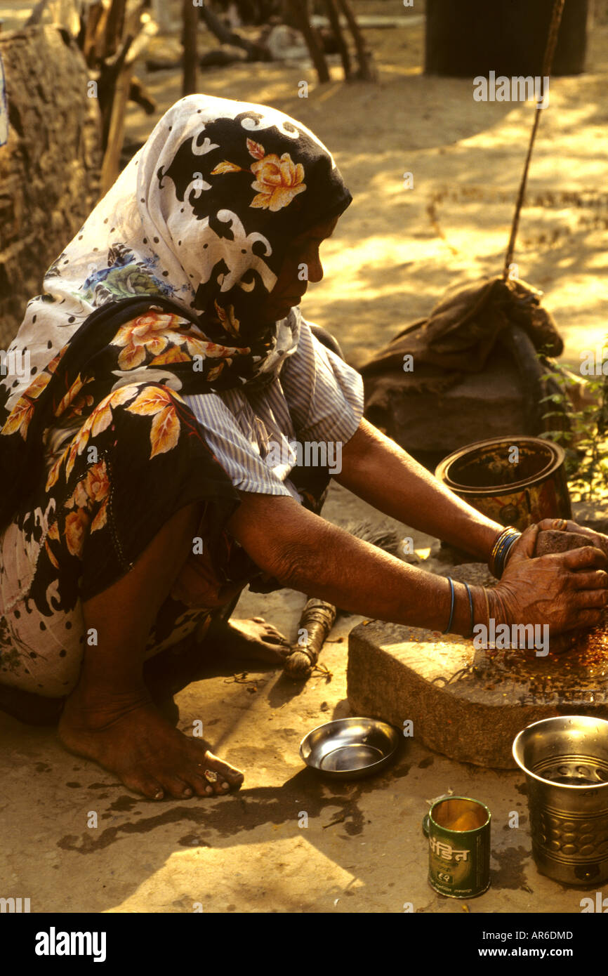 Poor woman hi-res stock photography and images - Alamy