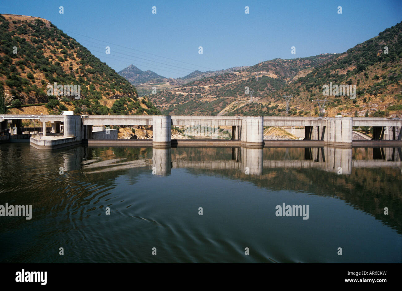 Pocinho dam douro valley Stock Photo - Alamy
