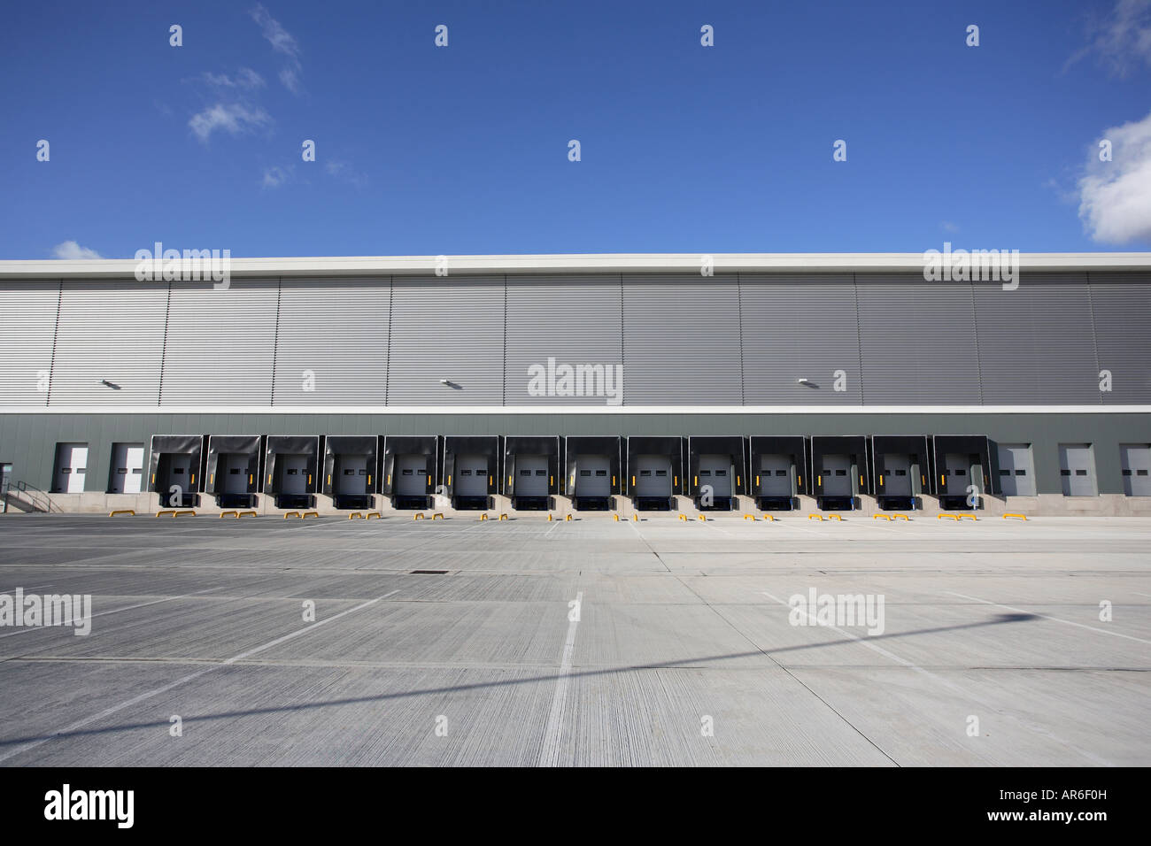 Warehouse exterior wide hi-res stock photography and images - Alamy