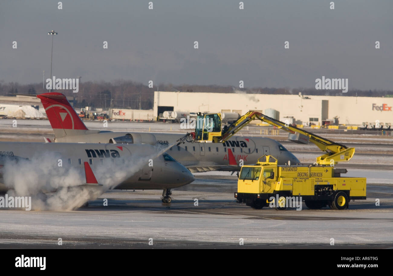 Airport deicing hi-res stock photography and images - Alamy