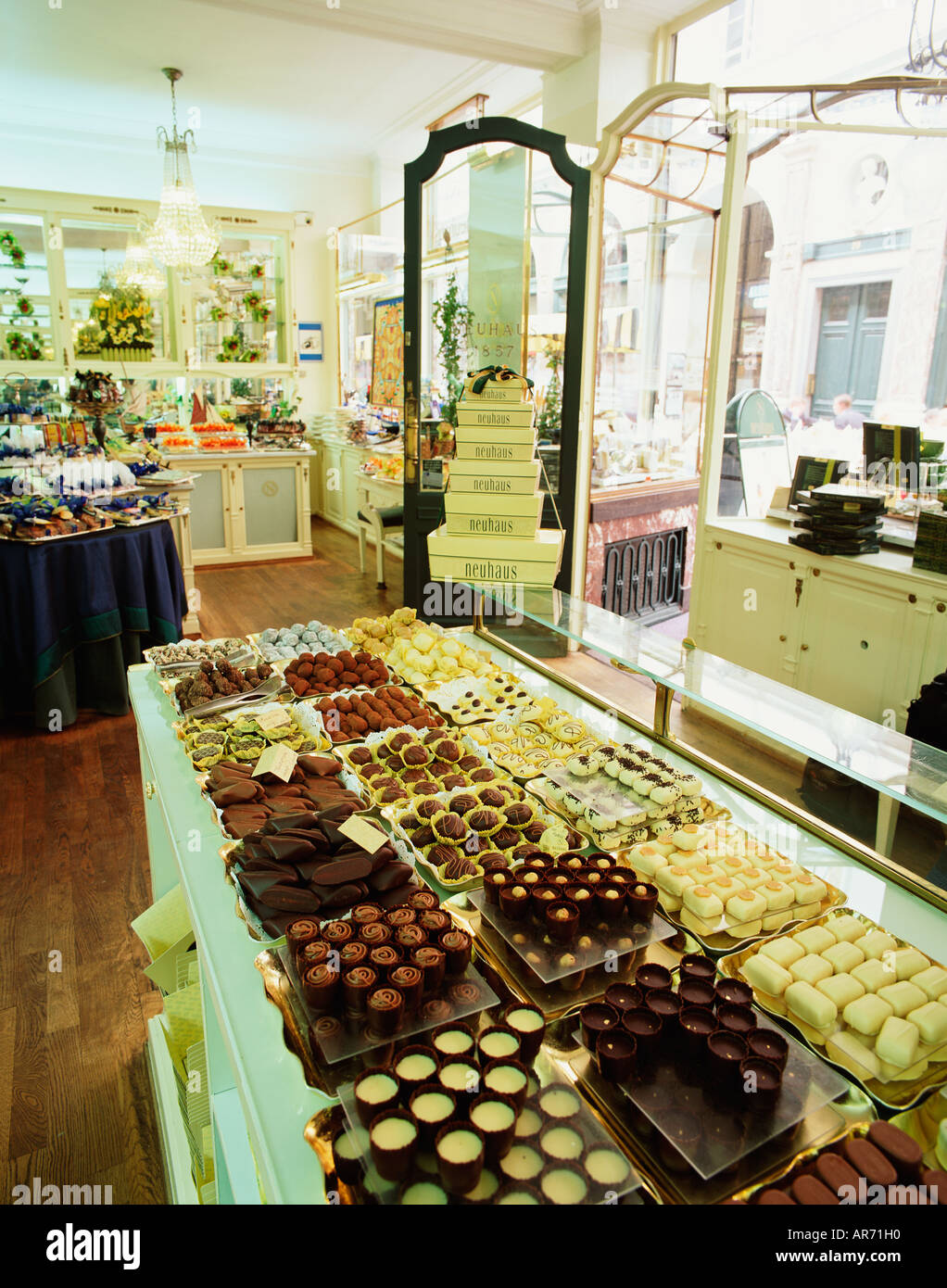 BELGIUM BRUSSELS BELGIAN CHOCOLATE SHOP Stock Photo - Alamy