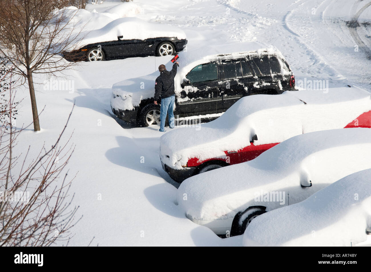 Man clearing snow off car morning after heavy snowfall Stock Photo - Alamy