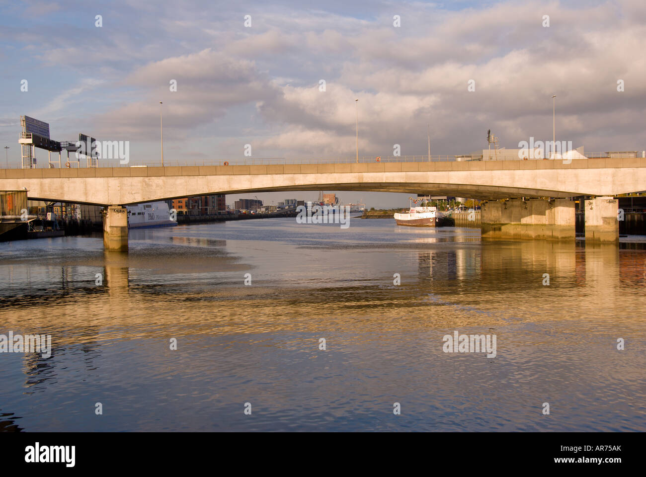 Bridge over River Lagan, Belfast, Northern Ireland, on a blue sky sunny ...