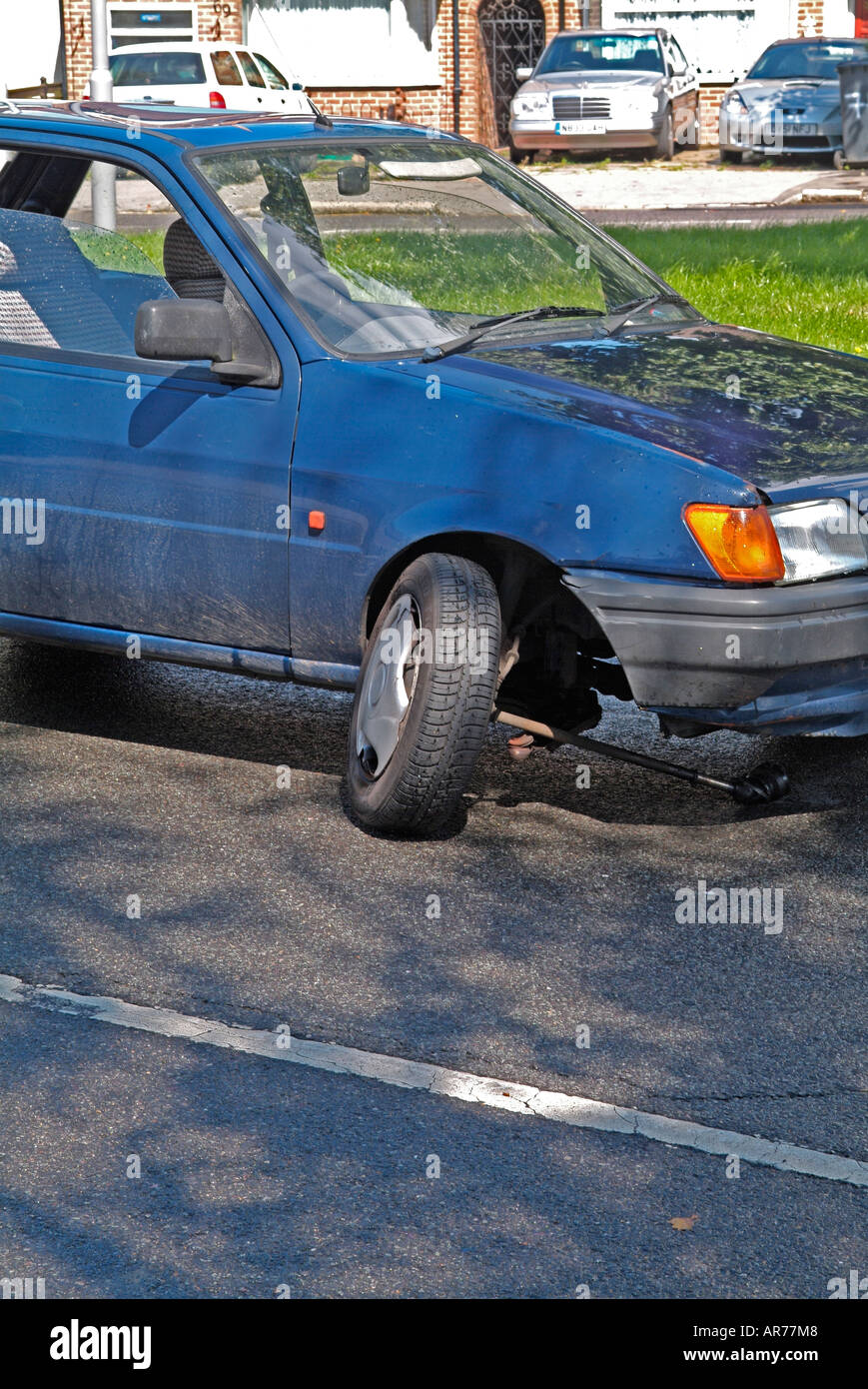Car collapsed suspension hi-res stock photography and images - Alamy