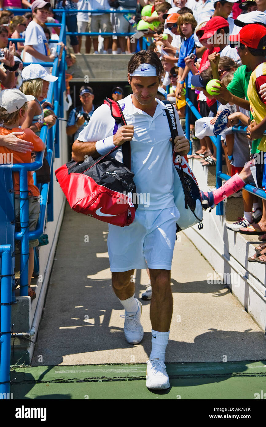 Roger Federer enters court and preps for another match in the ...