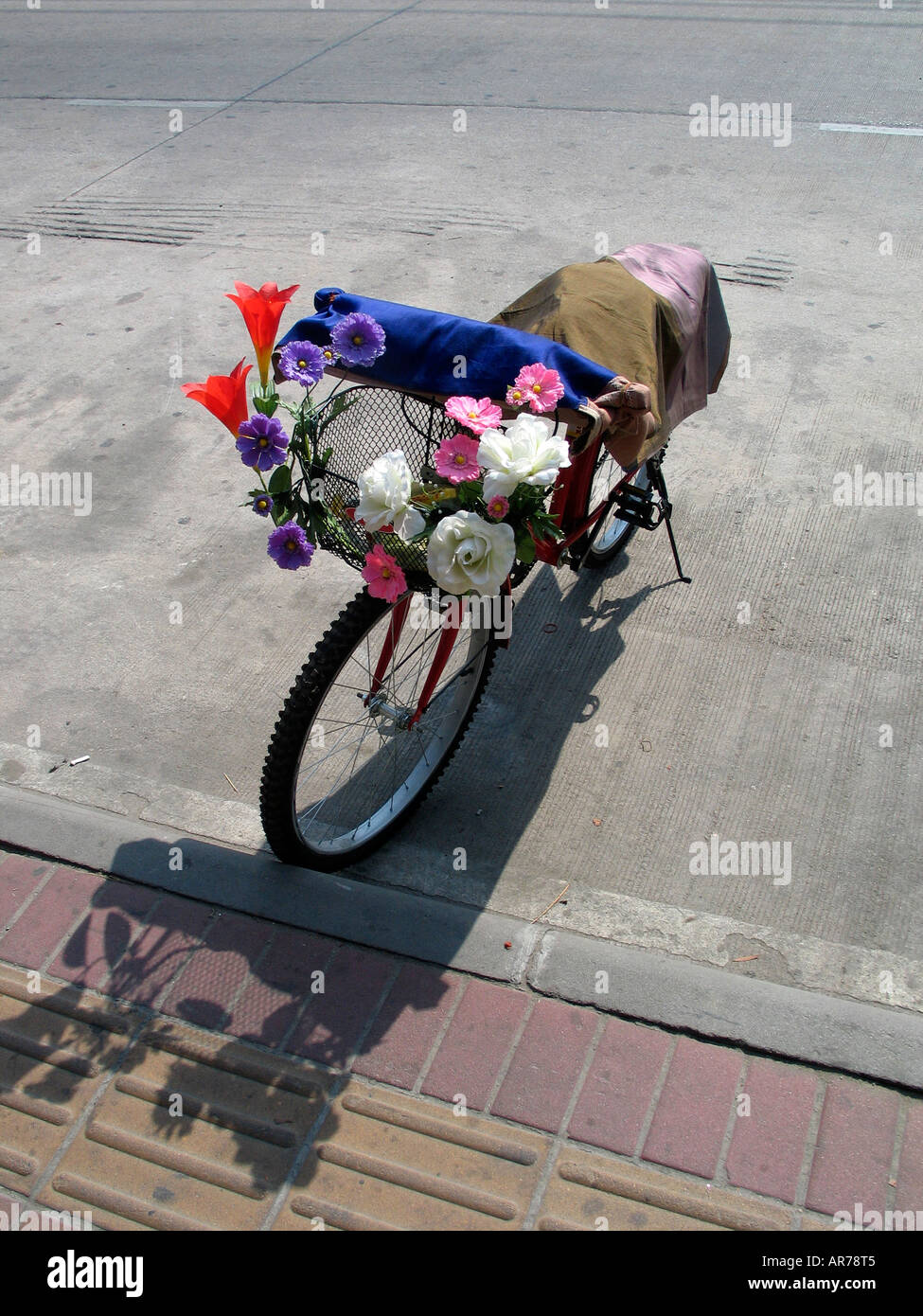 Cycle bike flower display hi-res stock photography and images - Alamy