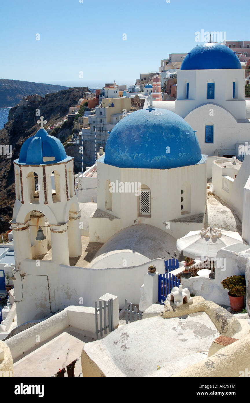 A pretty view of whitewashed and colorful buildings in the Santorini ...