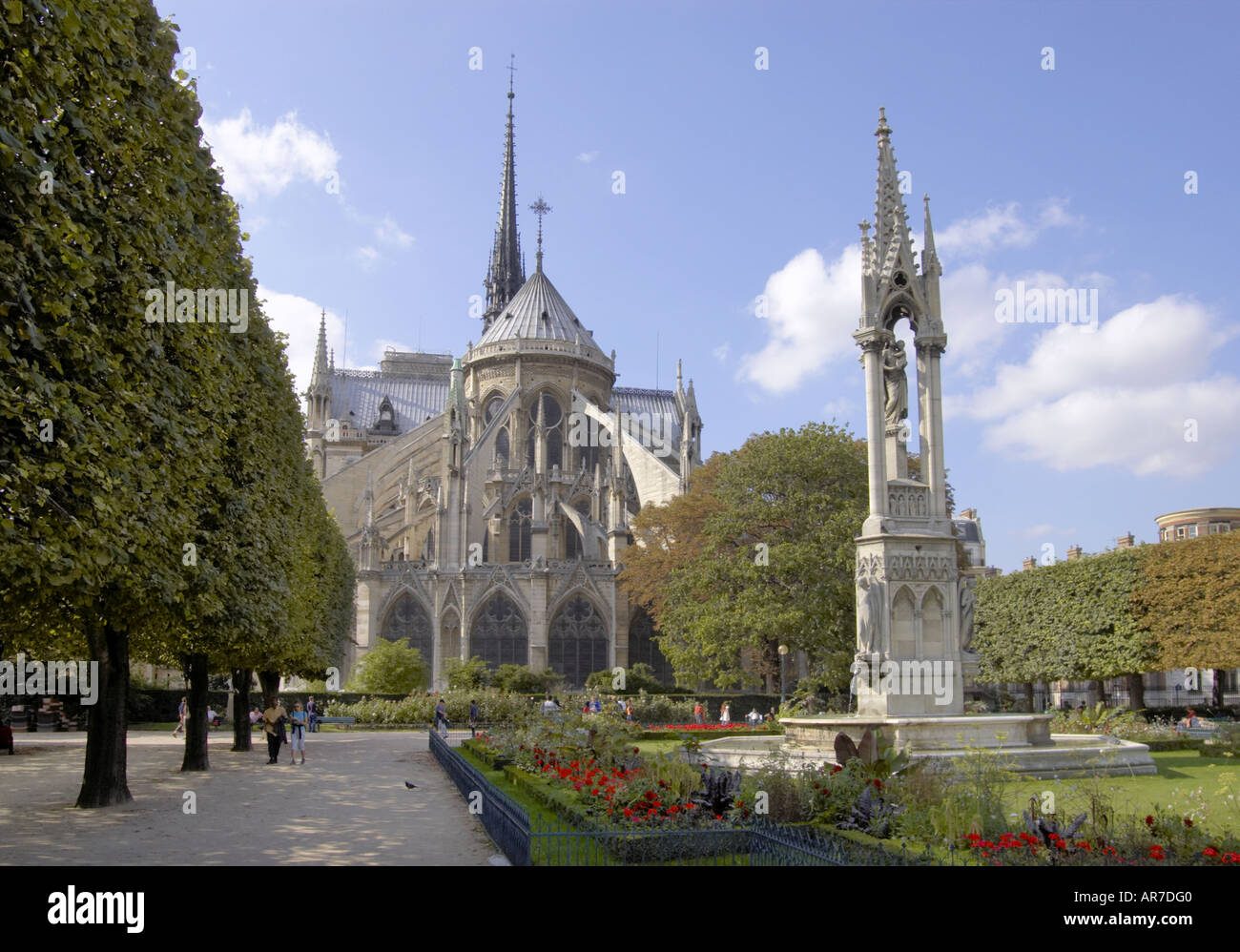 gardens to the rear of Notre Dame Cathedral in Paris france Stock Photo ...